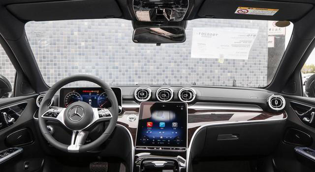 提供两驱／四驱车型，搭载1.5T+9AT动力，2025款奔驰C级该怎么选？