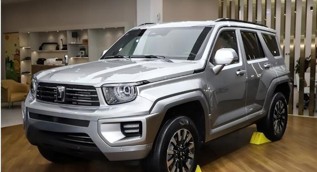 硬派对话：福特烈马荒地版携 赛级装备 挑战坦克700Hi4-T的 豪华堡垒