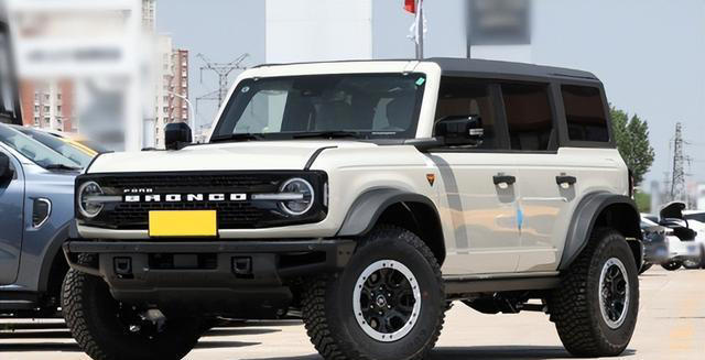 硬派对话：福特烈马荒地版携 赛级装备 挑战坦克700Hi4-T的 豪华堡垒