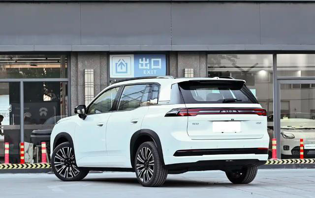 埃安AION i60预售11.98万起 前排可放平+车外投影仪 续航210km