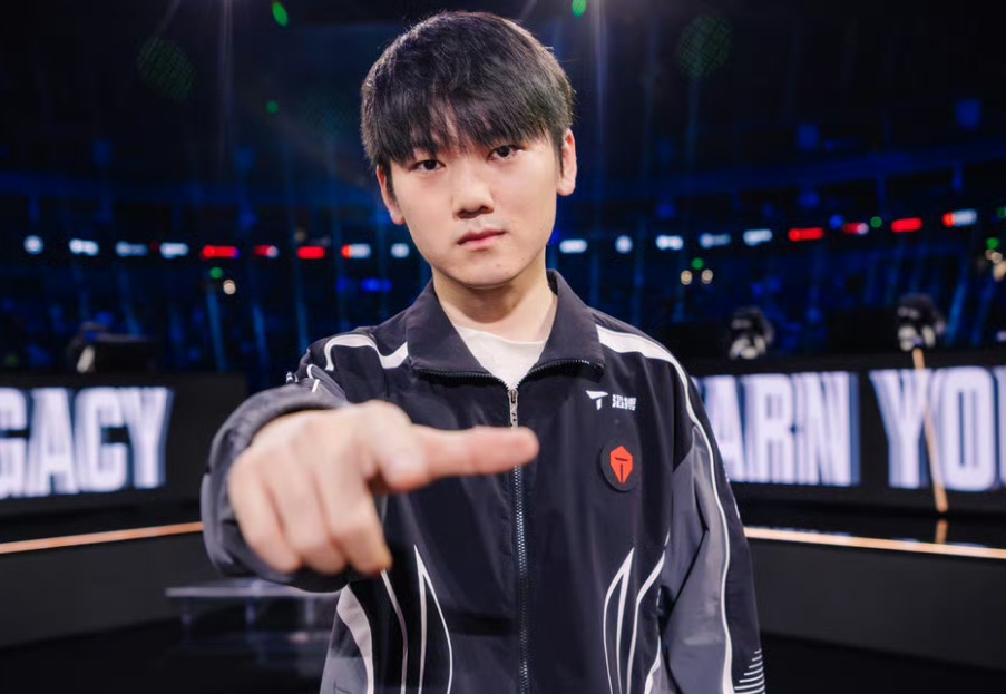 Jackeylove维护Kanavi引热议，再回应退役问题