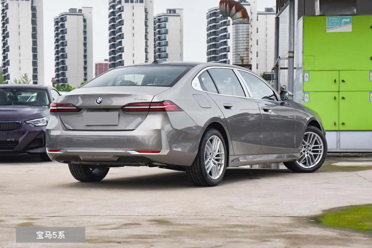 豪华C级车对决！宝马525Li与奔驰E260L该咋选？