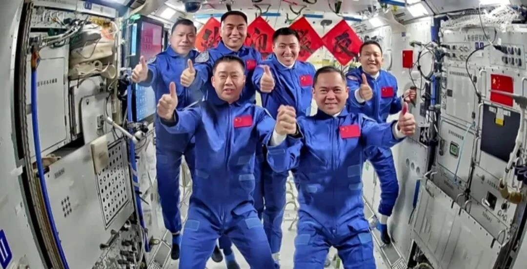 神舟二十号疑遭碎片撞击，如无法乘坐：神二十二待命飞船可接吗？