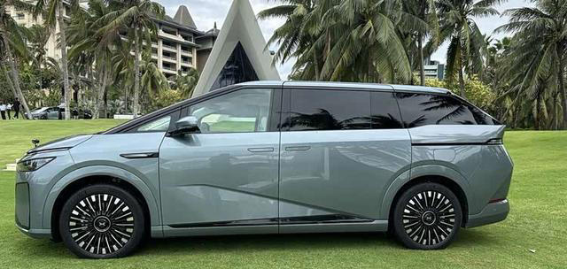 新车 ｜ 纯电续航超450km／800V+5C超充／小鹏X9增程版内饰发布