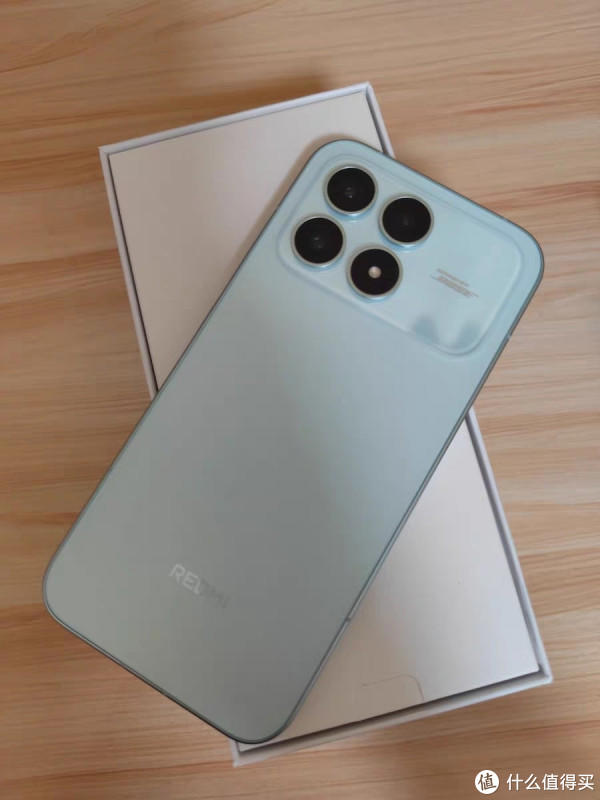 红米K90发布：2599元起售，标准版首次搭载2.5倍长焦与Bose调音