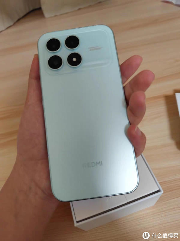 红米K90发布：2599元起售，标准版首次搭载2.5倍长焦与Bose调音