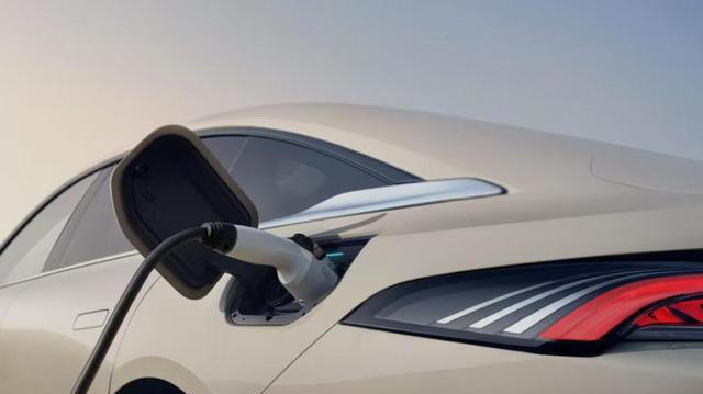 理想MEGA到小米SU7，10天三起自燃，谁为“移动火场”悲剧买单？