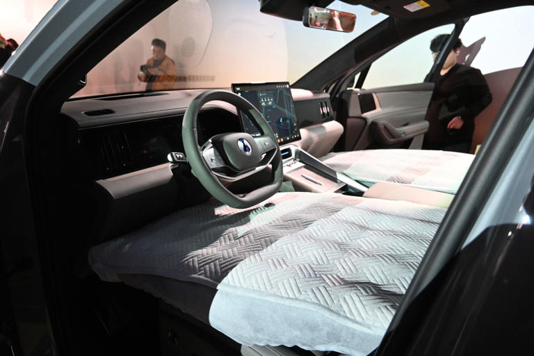 腾势N8L上市 5.2米大六座 零百最低3.9秒 29.98万起