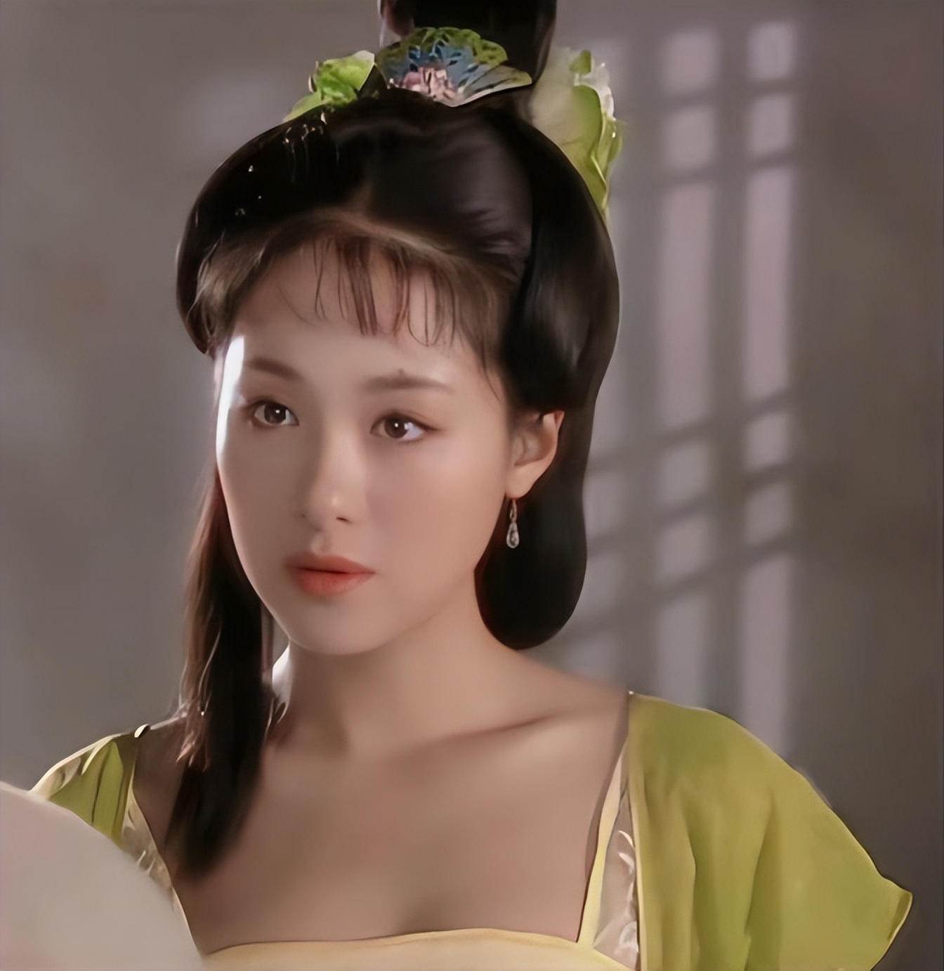 嫁给外交官成人生赢家，49岁胖到不敢认