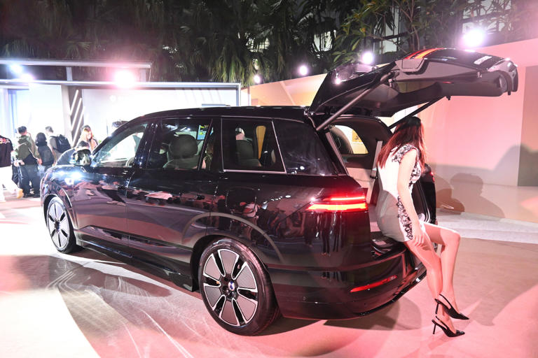 腾势N8L上市 5.2米大六座 零百最低3.9秒 29.98万起