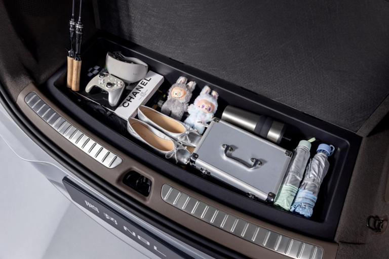 29.98万元-32.98万元！大六座安全豪华SUV腾势N8L正式上市