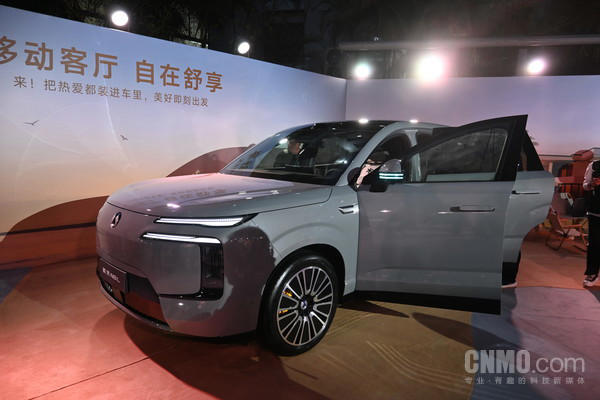 腾势N8L上市 5.2米大六座 零百最低3.9秒 29.98万起