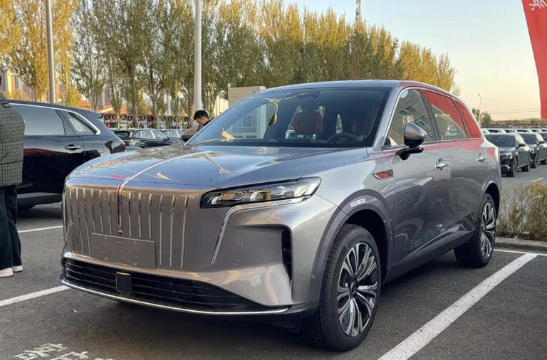 新红旗HS6 PHEV实车亮相，配司南驾驶辅助，搭载1.5T插混系统