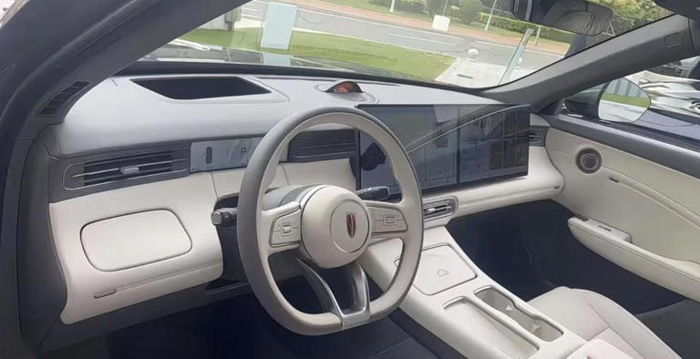 新红旗HS6 PHEV实车亮相，配司南驾驶辅助，搭载1.5T插混系统