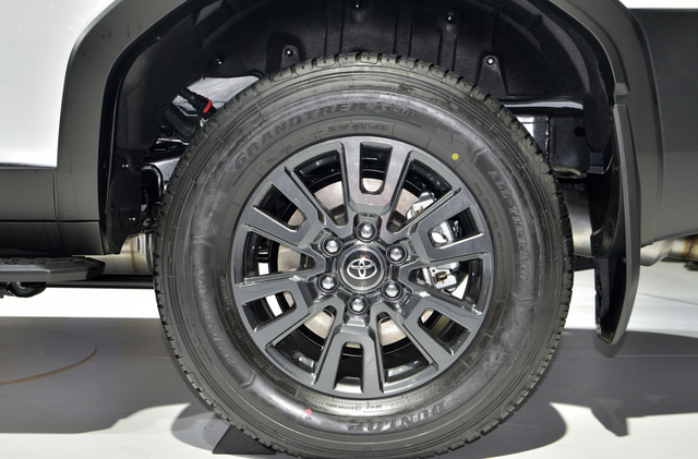 搭载2.4T混动+8AT，丰田普拉多亮相