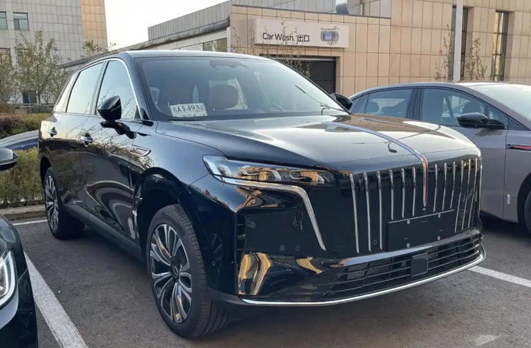 新红旗HS6 PHEV实车亮相，配司南驾驶辅助，搭载1.5T插混系统