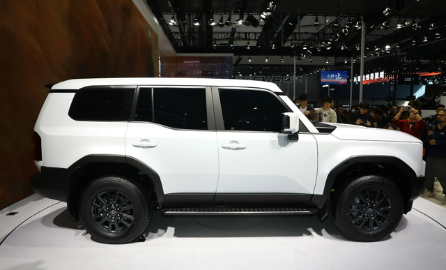 搭载2.4T混动+8AT，丰田普拉多亮相