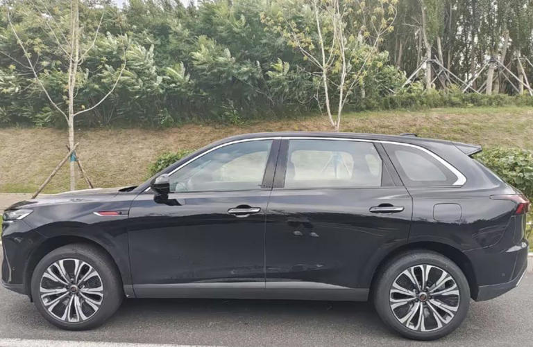 新红旗HS6 PHEV实车亮相，配司南驾驶辅助，搭载1.5T插混系统