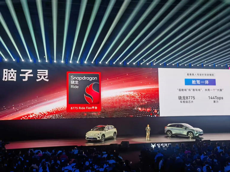 极狐全新阿尔法T5限时10.98万元开售！全球首搭骁龙8775舱驾一体芯片，支持城市NOA