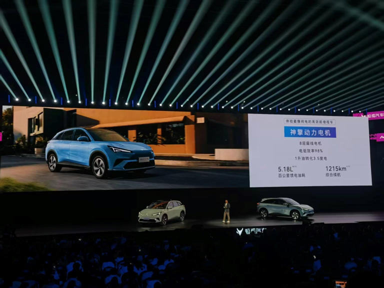 极狐全新阿尔法T5限时10.98万元开售！全球首搭骁龙8775舱驾一体芯片，支持城市NOA