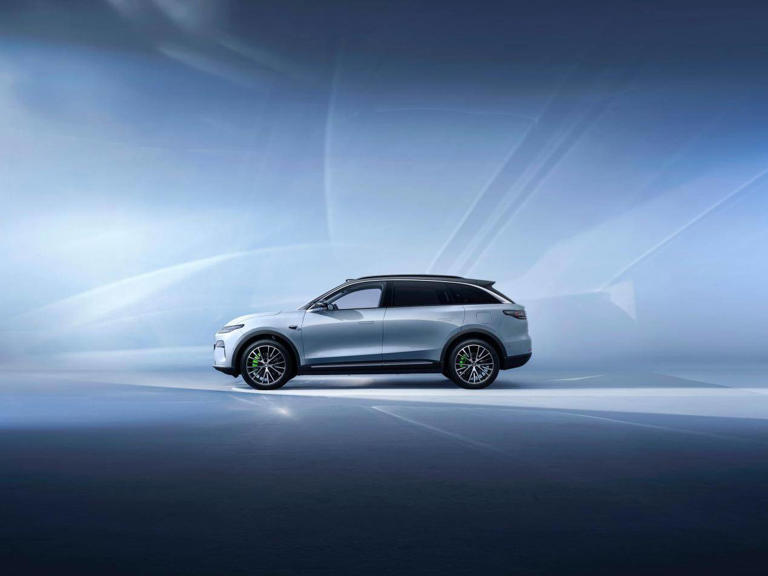 15万级纯电SUV对决：全新深蓝S07体验破局，零跑C11满配应战