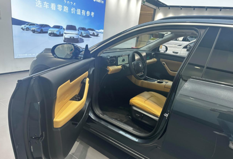 15万级纯电SUV对决：全新深蓝S07体验破局，零跑C11满配应战