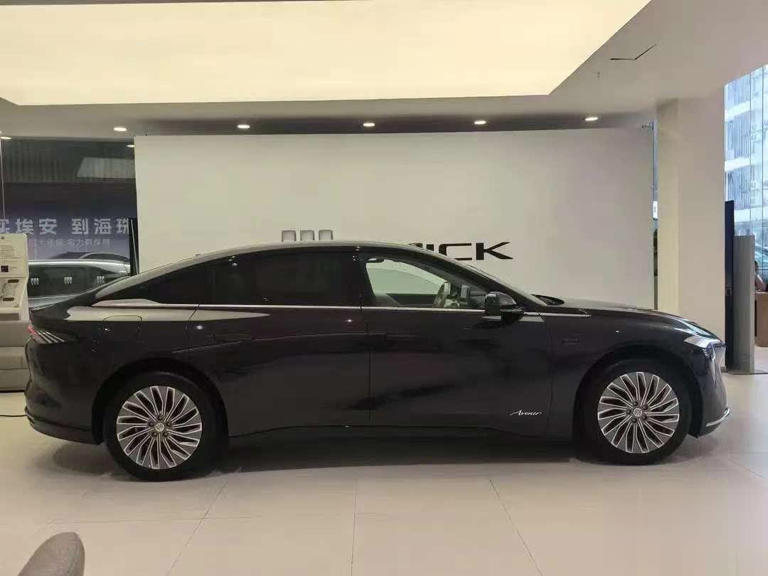 别克至境L7尺寸超君越，配激光雷达和女王副驾，续航1400公里