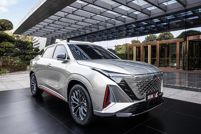 搭载2.0T+8AT，长安欧尚Z6 2.0T叫板哈弗H6