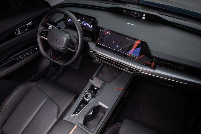 搭载2.0T+8AT，长安欧尚Z6 2.0T叫板哈弗H6