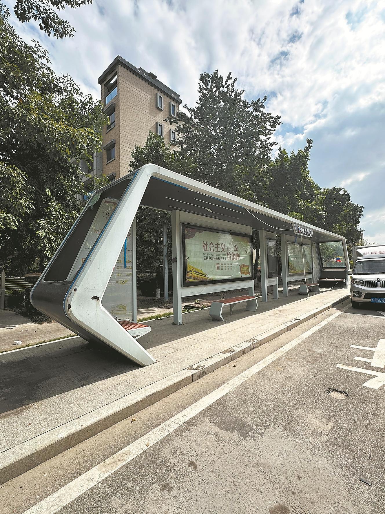 等车时饱受日晒雨淋 乘客建议启用候车亭