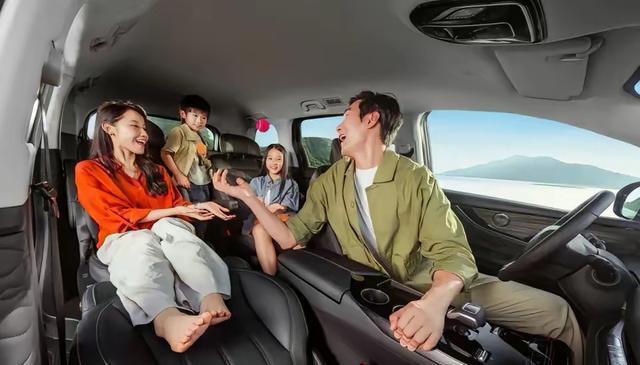 41英寸三联屏+1300km续航，东风风行星海V9开启MPV智能出行新时代