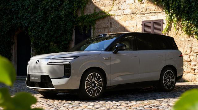 29.98万！腾势N8L上市，2.0T发动机+560kW三电机，零百3.9秒！