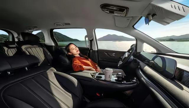 41英寸三联屏+1300km续航，东风风行星海V9开启MPV智能出行新时代