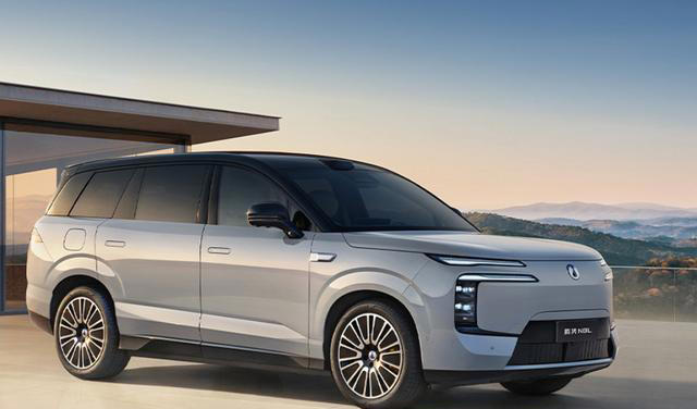 29.98万！腾势N8L上市，2.0T发动机+560kW三电机，零百3.9秒！