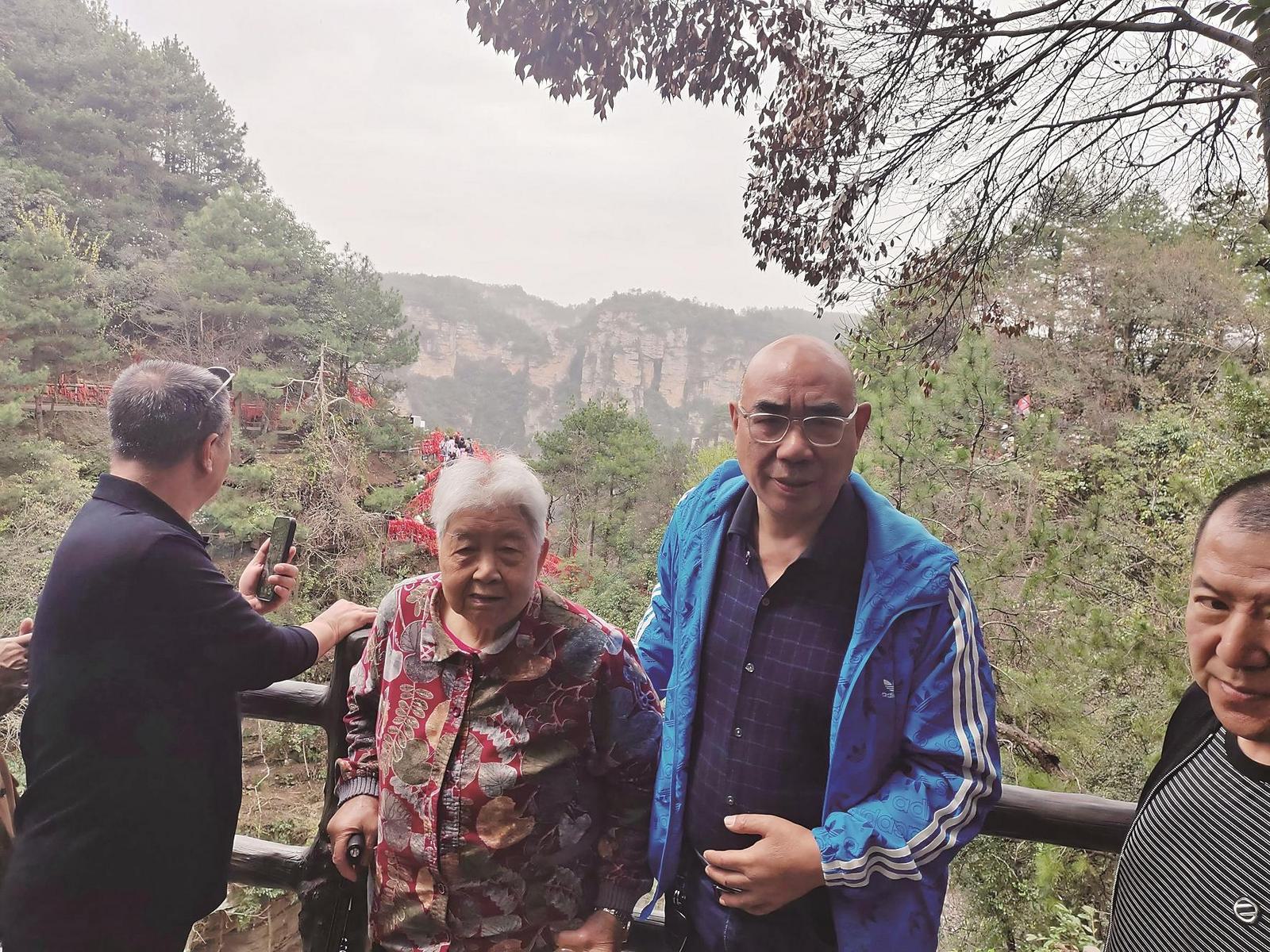 68岁老人带91岁母亲自驾游全国