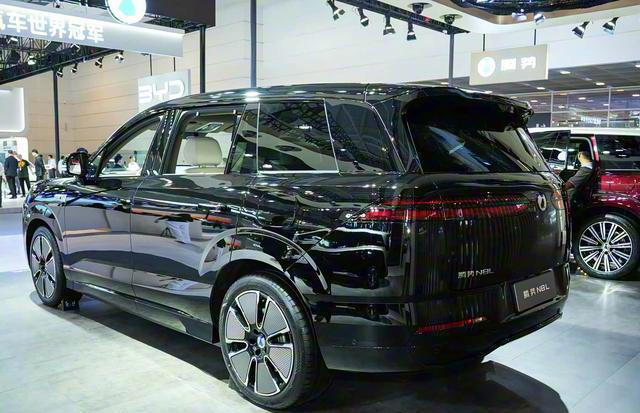 起售价格压到了30万以下，腾势N8L正式上市售29.98万元起