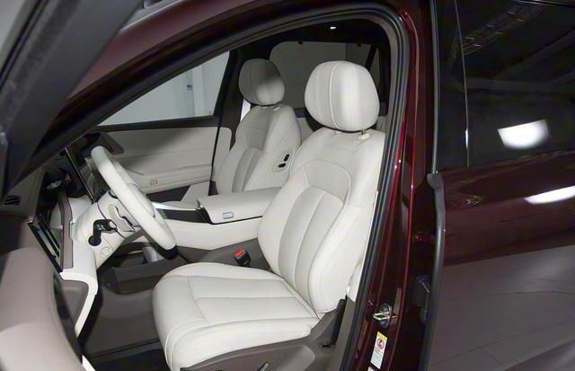 起售价格压到了30万以下，腾势N8L正式上市售29.98万元起