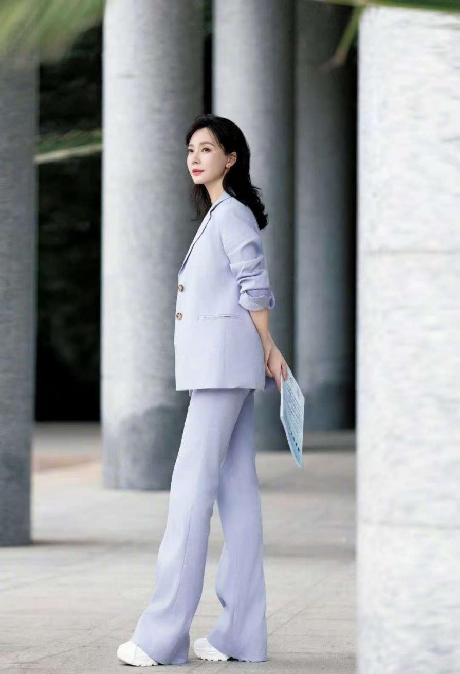 48岁陈数带火了70后新穿搭：白衬衫+阔腿裤，时髦洋气又显贵