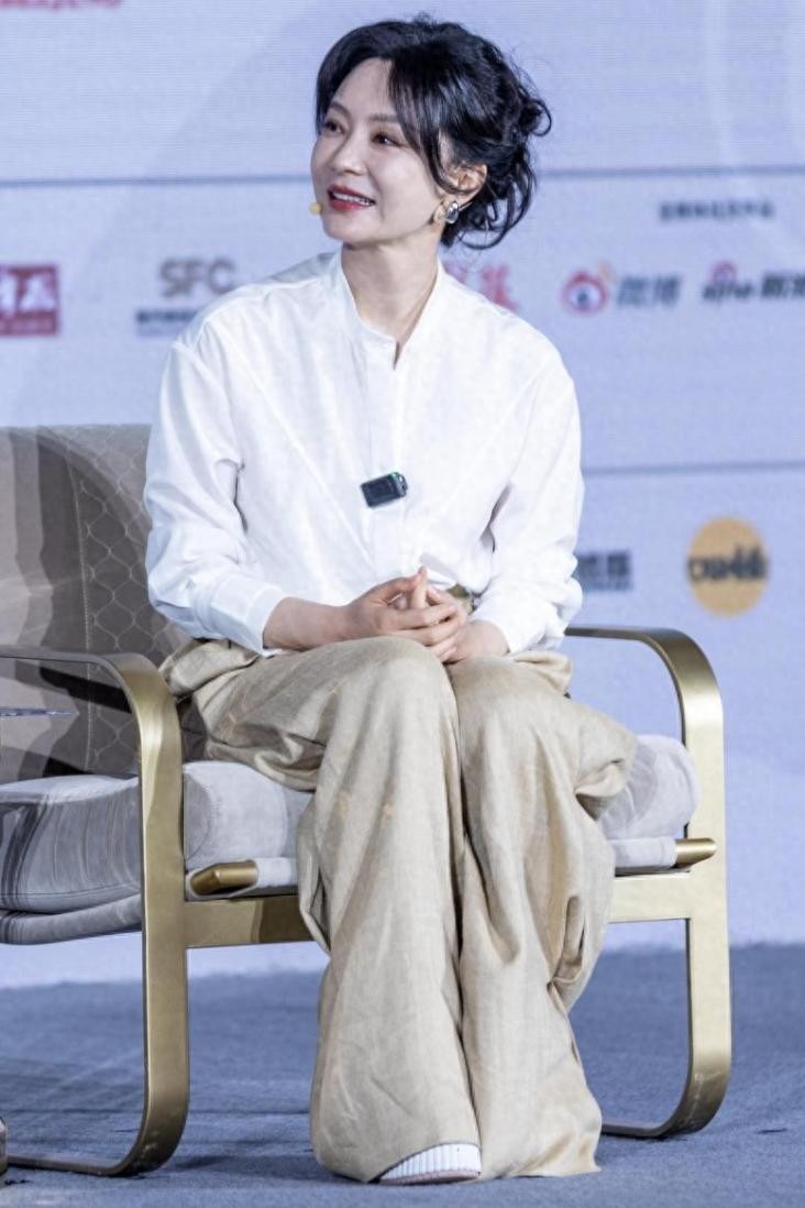 48岁陈数带火了70后新穿搭：白衬衫+阔腿裤，时髦洋气又显贵