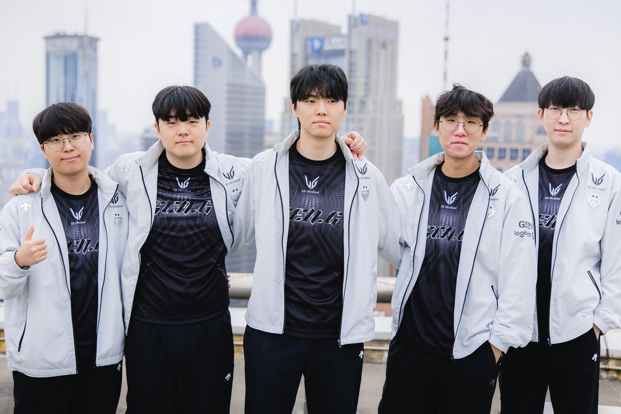 LOL官方分享GEN、KT、TES、T1战队合照并配文：S15四强战队