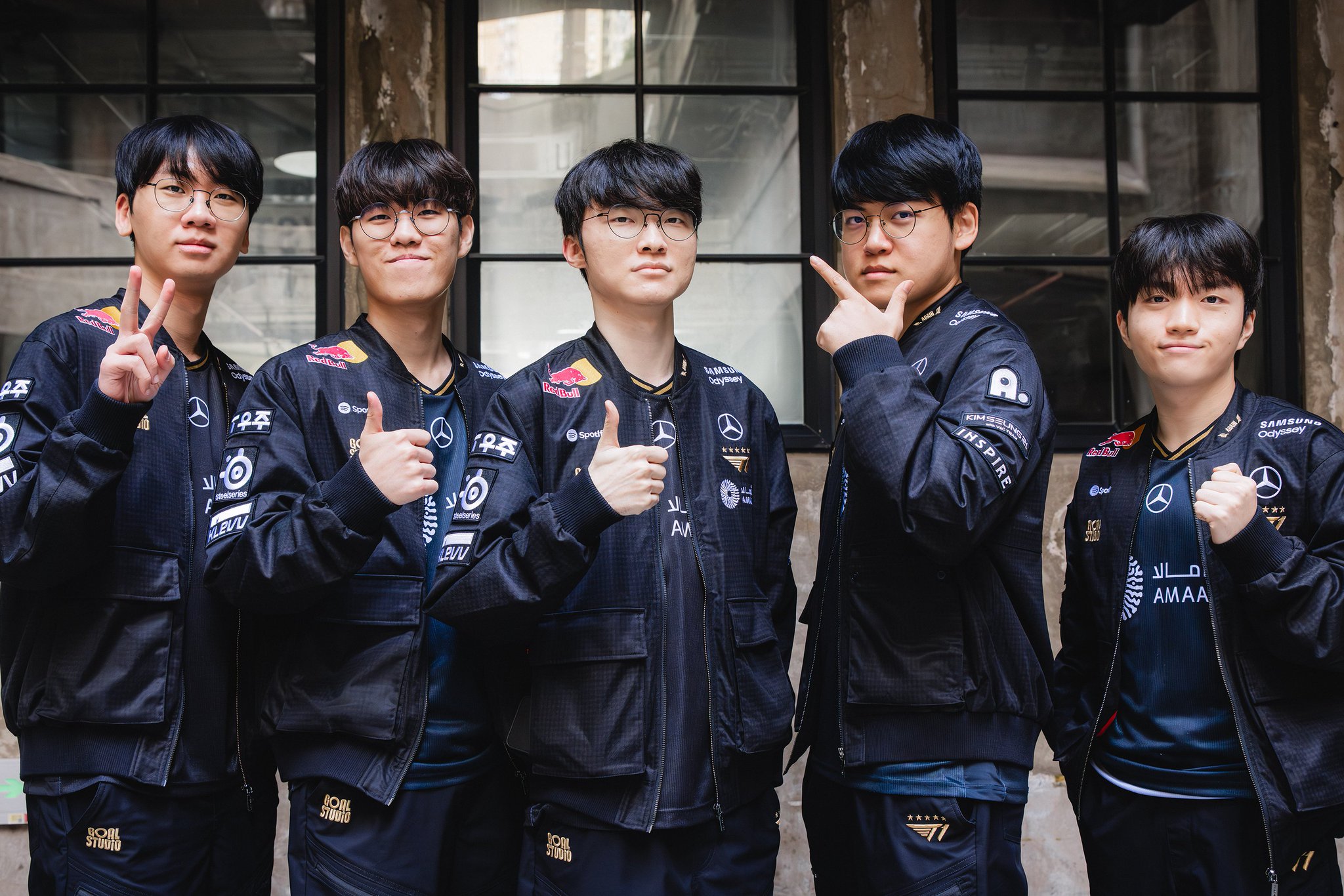 LOL官方分享GEN、KT、TES、T1战队合照并配文：S15四强战队