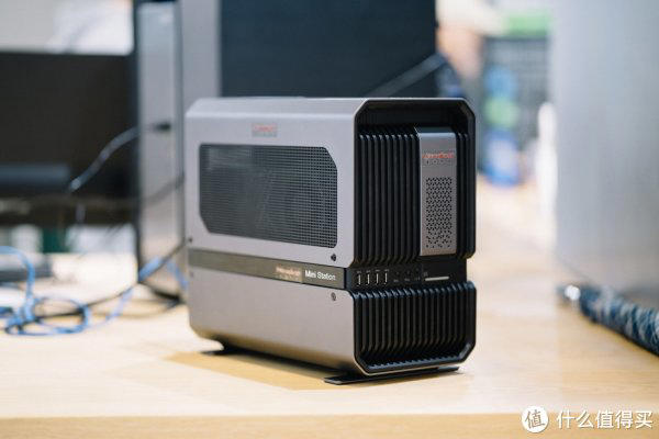 直击英特尔进博会展台：四张Arc Pro B60锐炫专业显卡实装