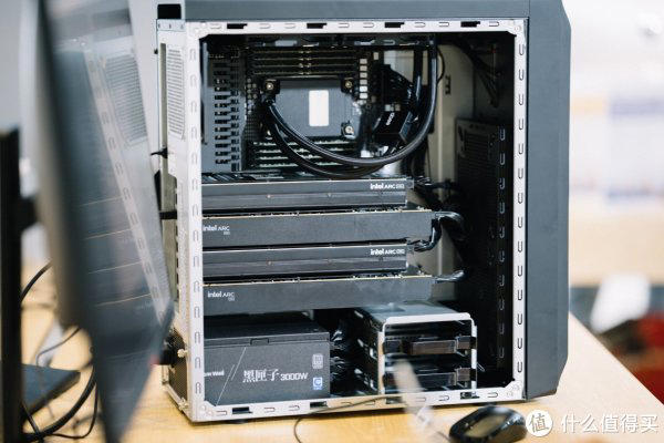 直击英特尔进博会展台：四张Arc Pro B60锐炫专业显卡实装