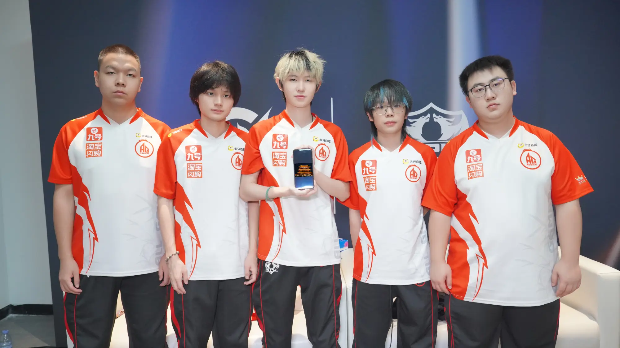 一诺喜提双FMVP皮肤，成Fly之后第二人，携一队友登顶KPL史一