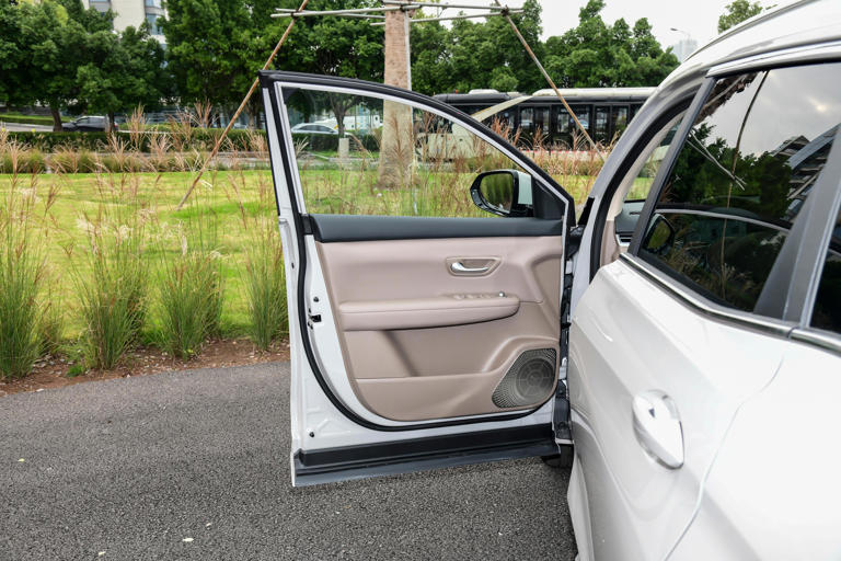 12万级230km纯电续航SUV，蓝电E5 PLUS开启预售