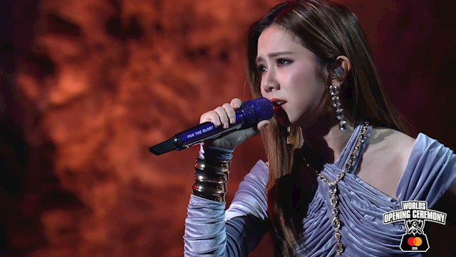 KT对战T1！《英雄联盟》S15总决赛开幕式：邓紫棋亮相演唱主题曲 首位中国歌手主唱