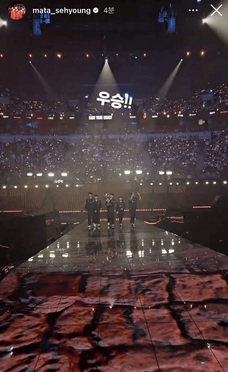 T1.Mata教练发布五人组捧杯照，并配文：冠军！