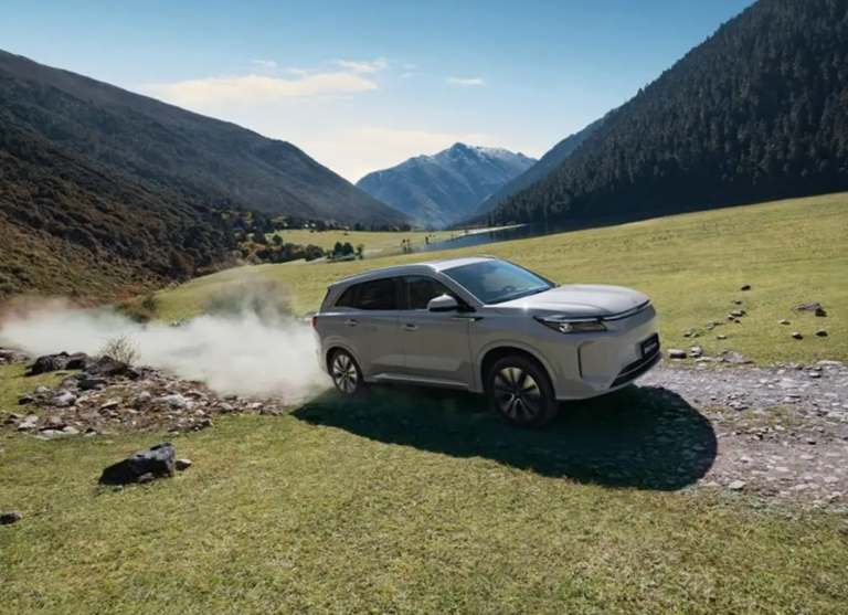 新款蓝电E5 PLUS来袭！10万级插混SUV，续航四驱配置全都有