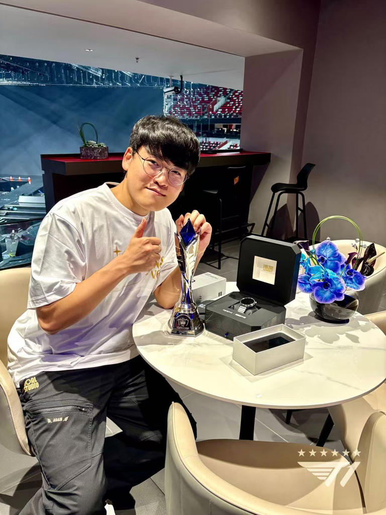 T1发布Gumayusi与FMVP奖杯合影：S15世界赛FMVP Gumayusi