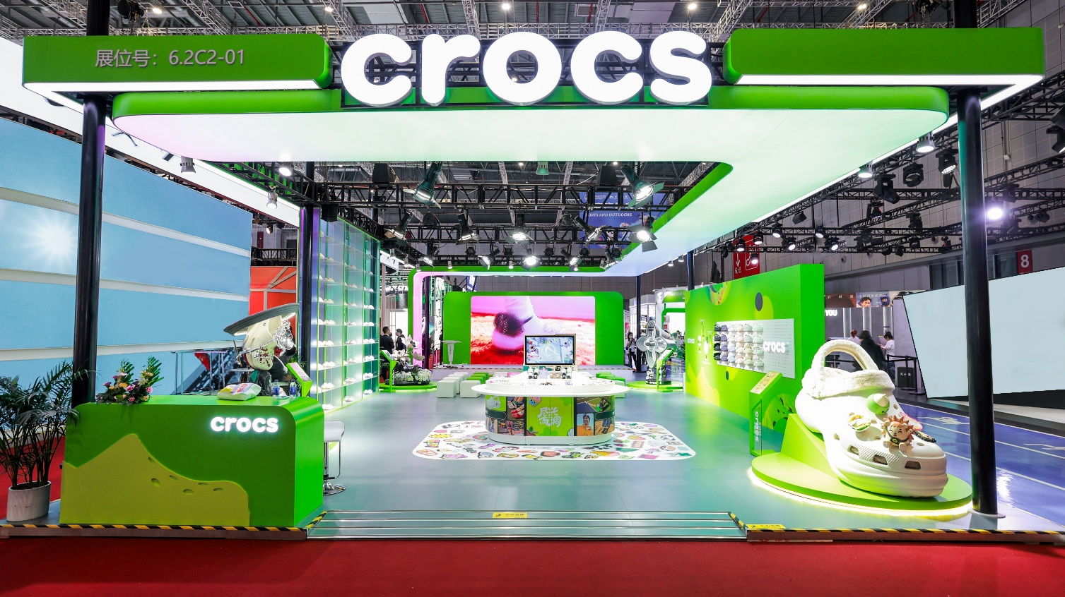 推出泡泡玛特、野兽派联名，网红洞洞鞋Crocs进博会吸睛